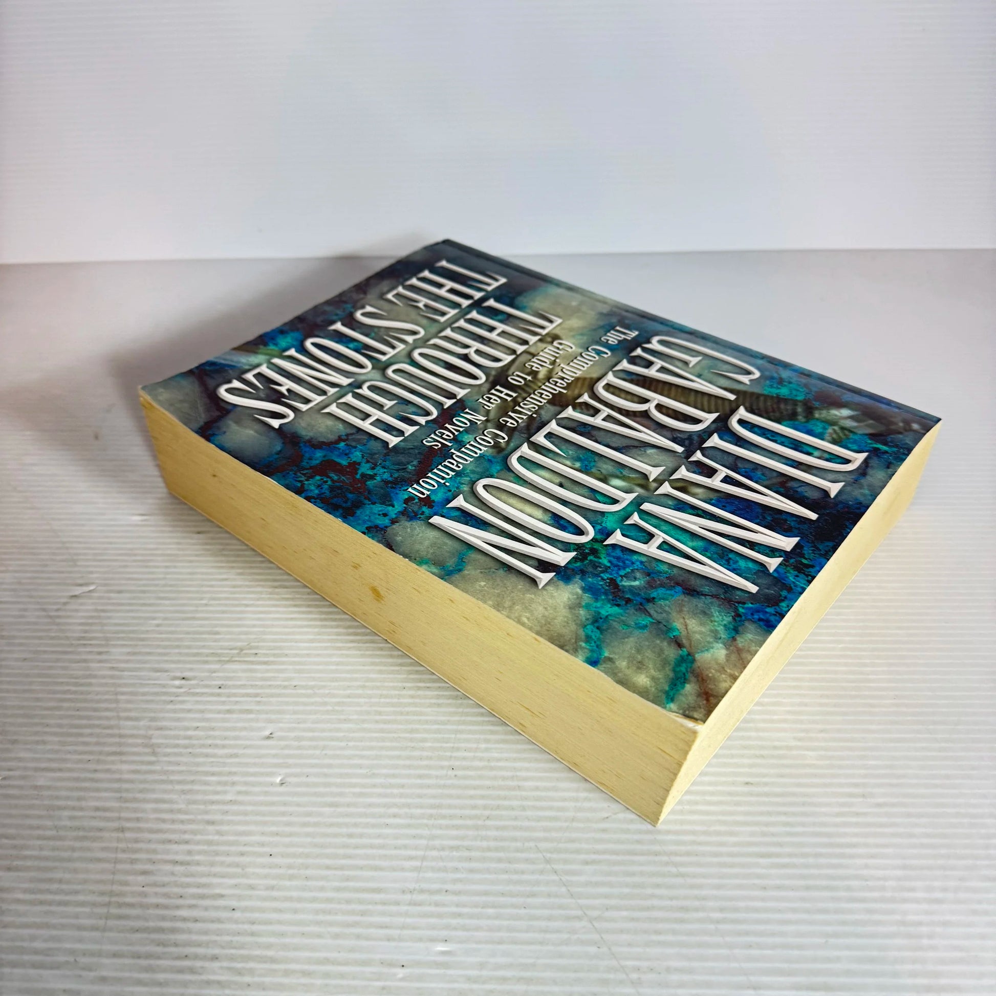 Diana Gabaldon : Through The Stones : The Comprehensive Companion Guid ...